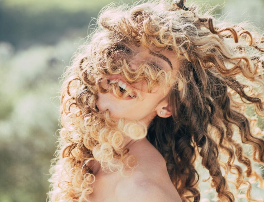 Tendenze Capelli Ricci 2025: Colori e Stili da Non Perdere